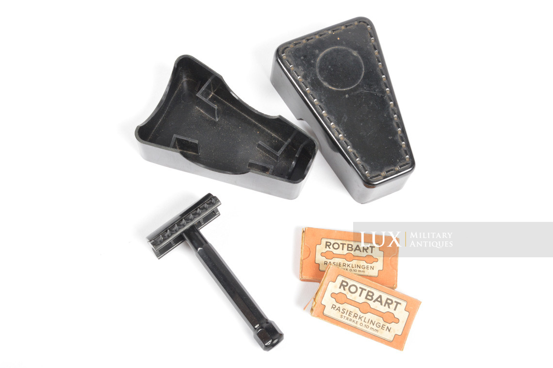 Period German shaving razor blade set, « bakelite