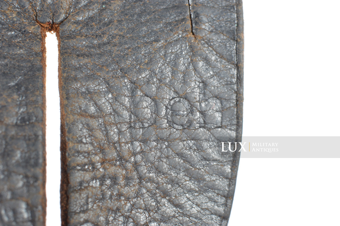 German binocular buttoning flap, « beh 1941