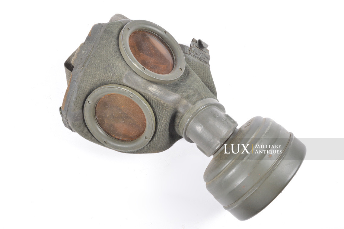 Late-war German Heer gas mask canister set, « named