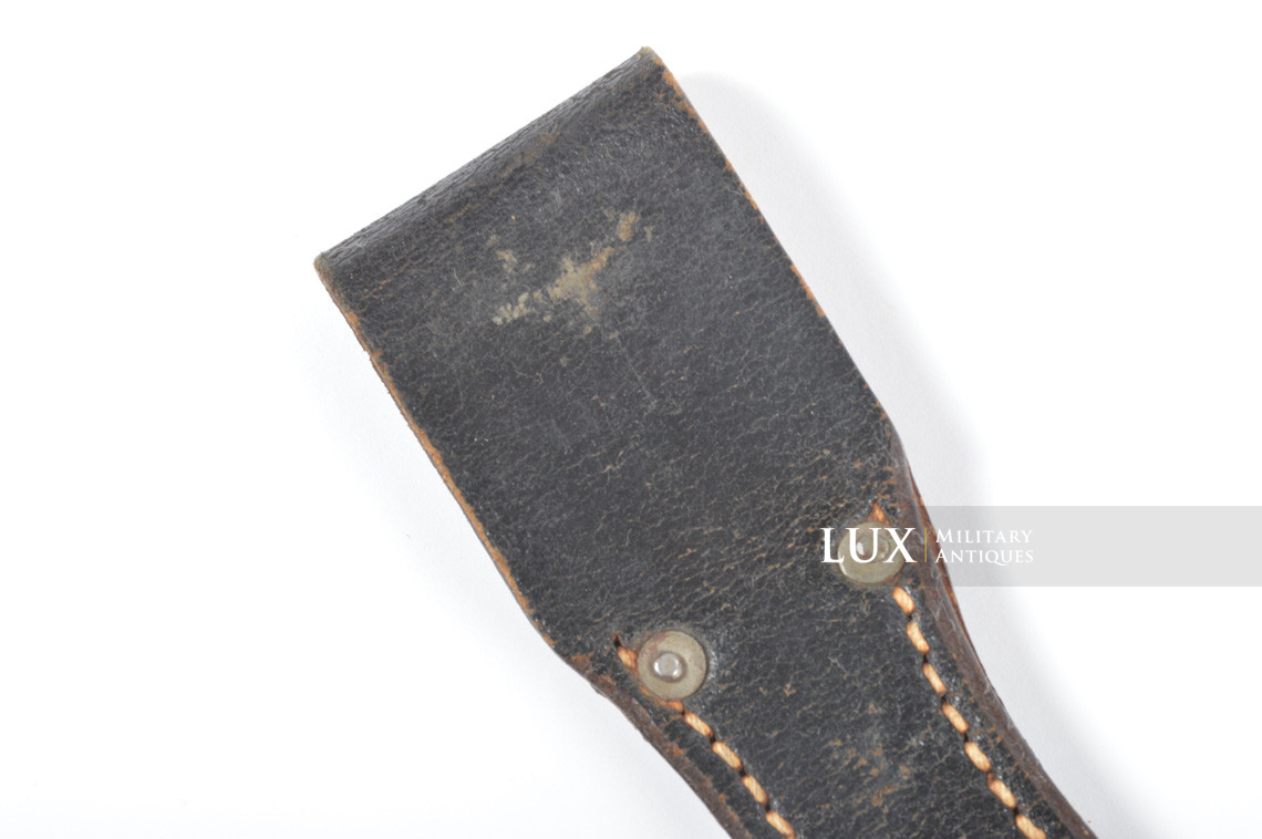 Mid-war German k98 bayonet frog, « 1942 / maker marked